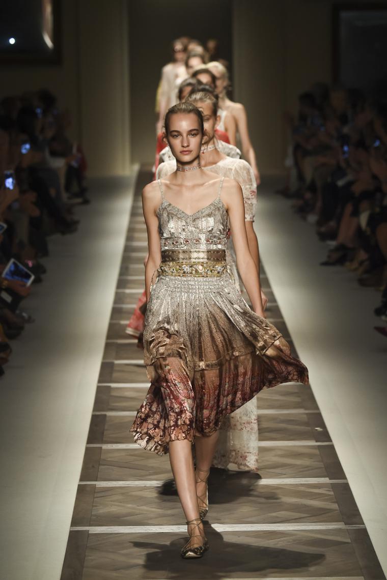 Романтичная коллекция Etro: 40 нежных и воздушных нарядов сезона весна-лето 2016