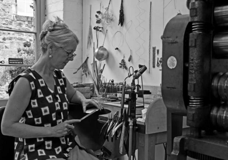 Ювелирные работы Susan Cross: искусство соединения металла и графики ...